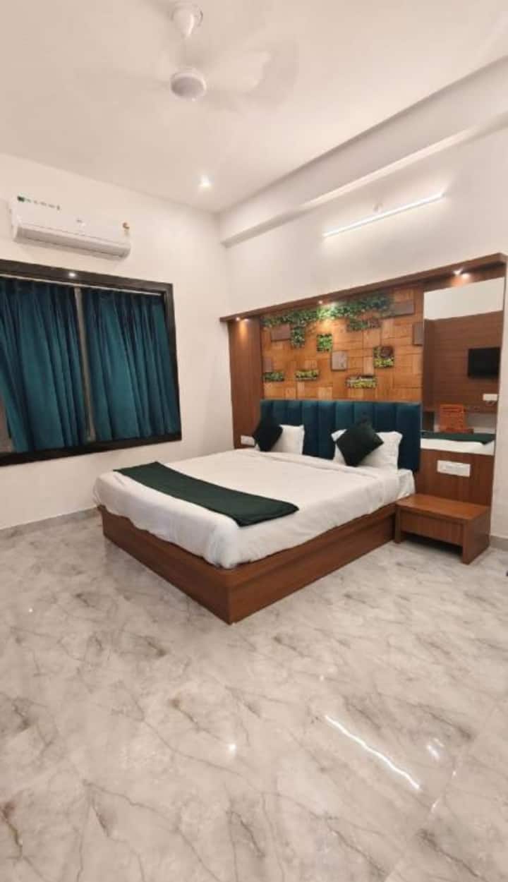 Pink Flyod C@fe & Hot£l - Pushkar