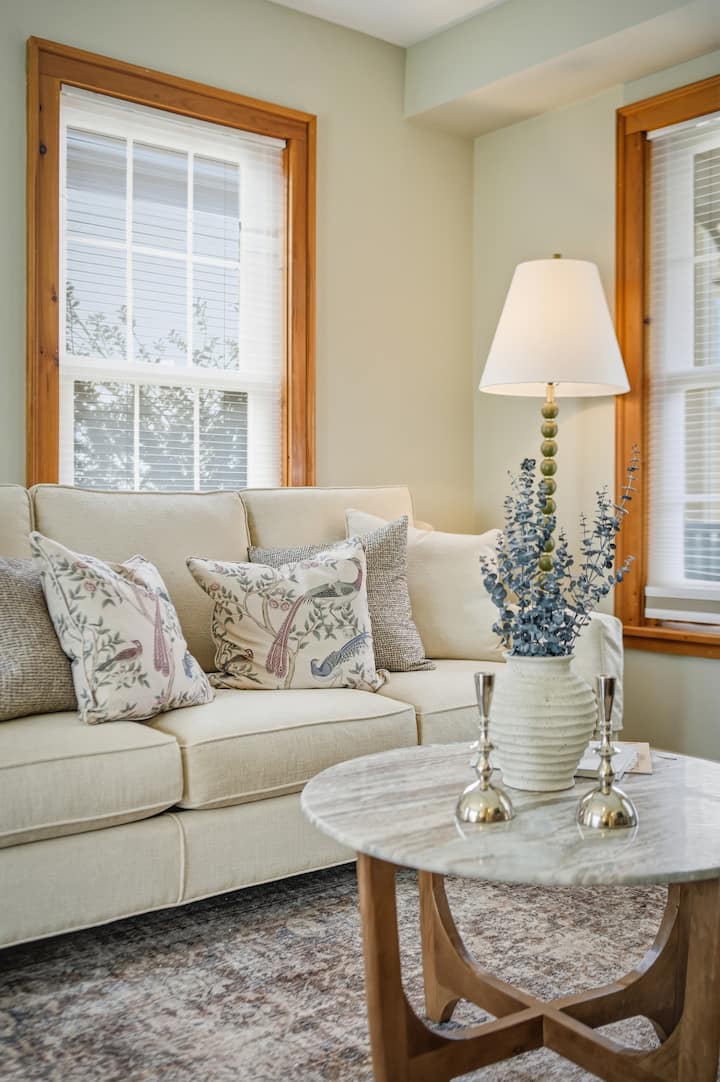 Williamson House | Lower Suite | 1 Bedroom, Picton - Picton