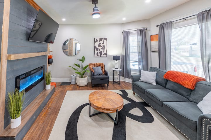 Modern 3br | Backyard Oasis + Walk To Downtown - Bloomington
