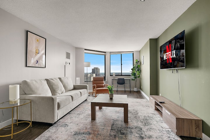 Modern Downtown Stay With Pool • Gym • Parking - Minneapolis, MN