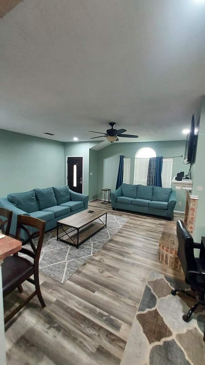 Lone Star House 3 Bedrooms & 2 Full Bathrooms. - Fort Worth, TX