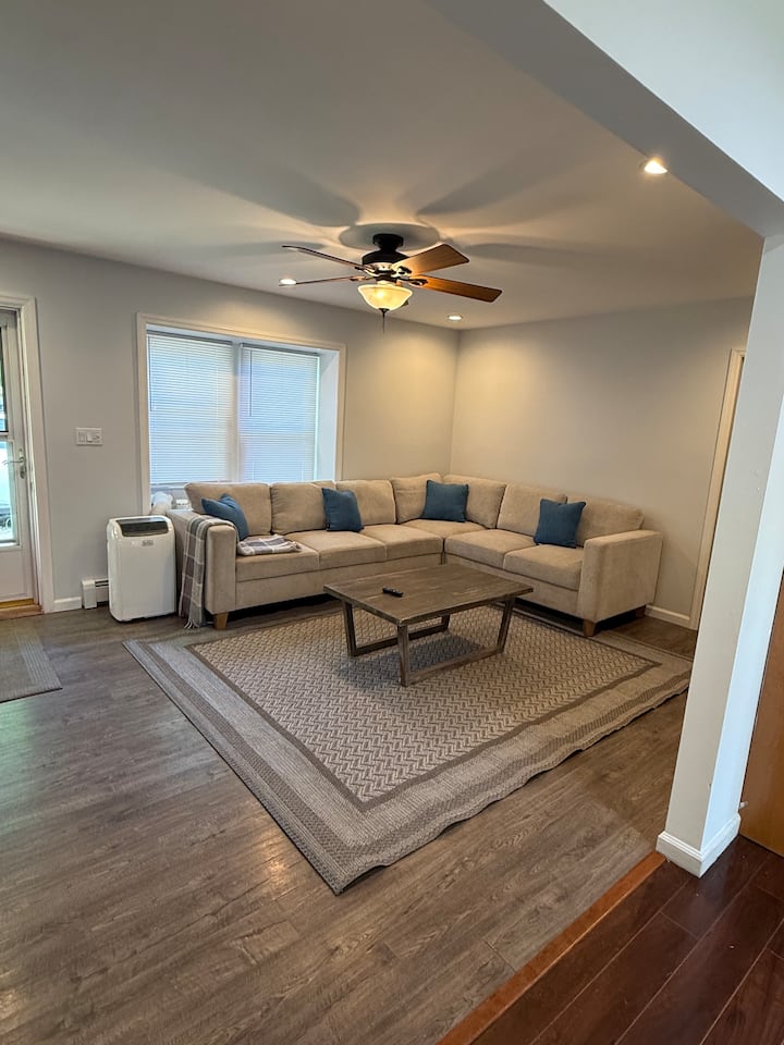 3 Bedroom 1 Bath.5 Minutes Away From The Beach. - Hampton Bays, NY
