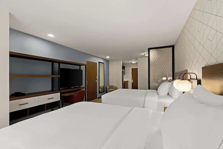 3 Dog-friendly Suites W/ Kitchen & Free Parking - Temecula, CA