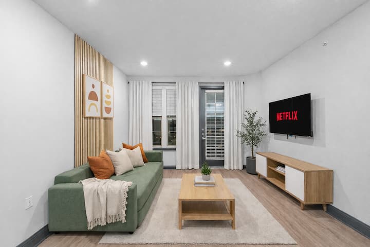 Modern Luxe 1br Residence | Pool, Gym & Balcony - Roanoke, TX