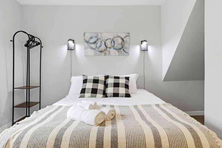 Stylish 2br 1 Bath Haven With Wifi & Parking - Windsor