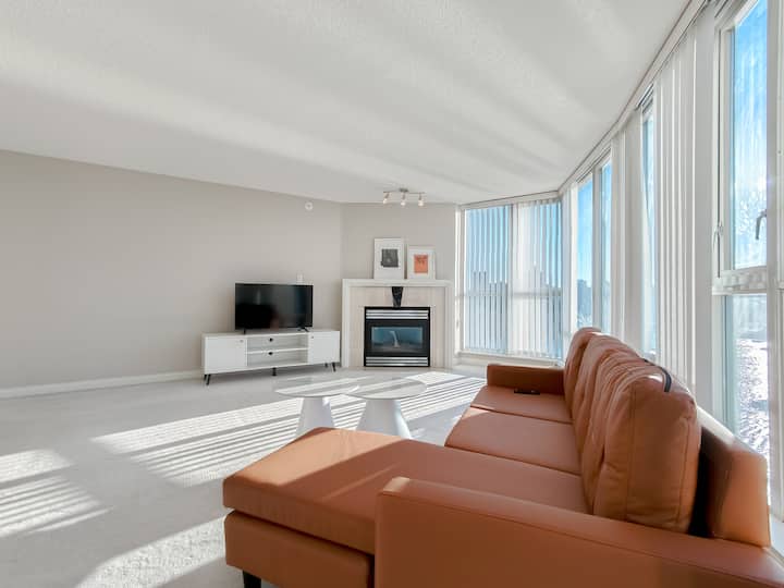 False Creek River View & Spacious Living Room - Vancouver