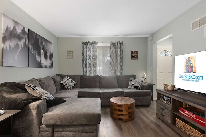 Spacious 2br Townhome Near Park | King Beds - Belton, MO
