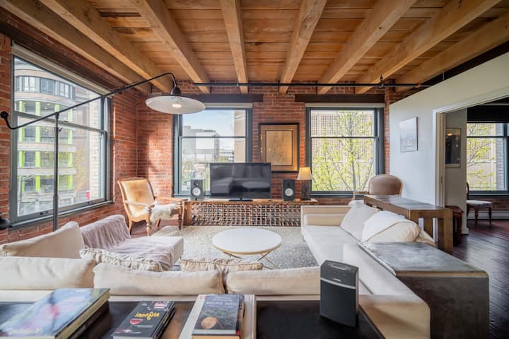 Spacious Loft | King Bed | Parking  | Spacious - Vancouver
