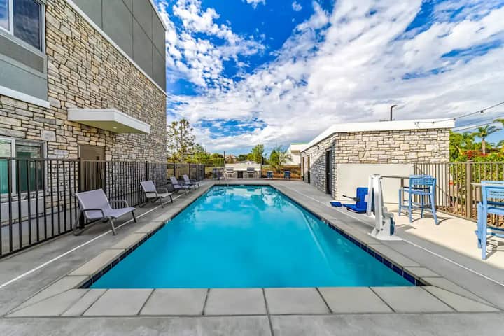 Ontario Airport Stay | Outdoor Pool + Full Kitchen - Ontario, CA