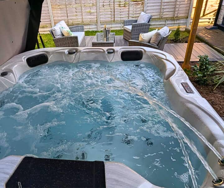 Cumbria Hot Tub Cottage - Sleeps 6 & Parking - Appleby-in-Westmorland