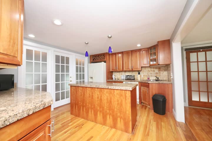 Norman House | King Beds | Spacious | Relaxing - West Hartford, CT