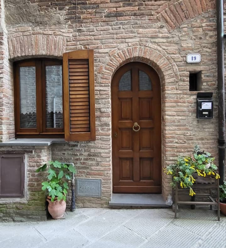 Al Centro Del Paese, Piccolo Ed Essenziale. - Chiusi