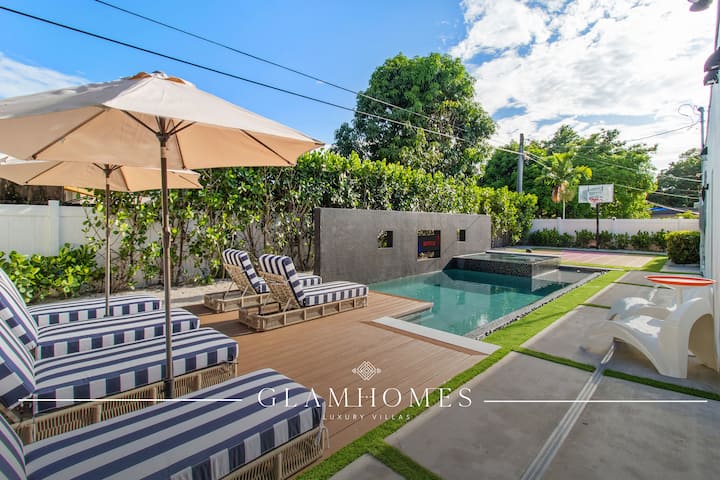 Miami Villa Pool | Hot Tub | Game Court & Bbq - North Miami, FL