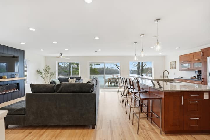 Luxury Lakefront W/ Theater • Sleeps 14 - Rochester Hills, MI