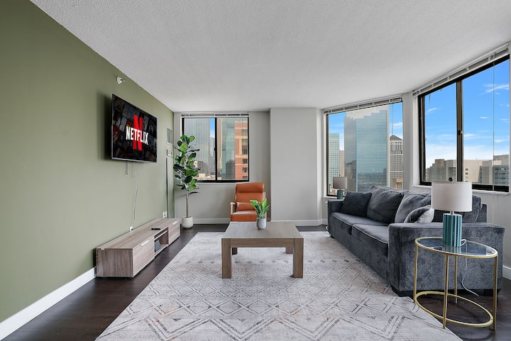 Downtown Stay Near Stadiums • Pool • Parking • Gym - Minneapolis, MN