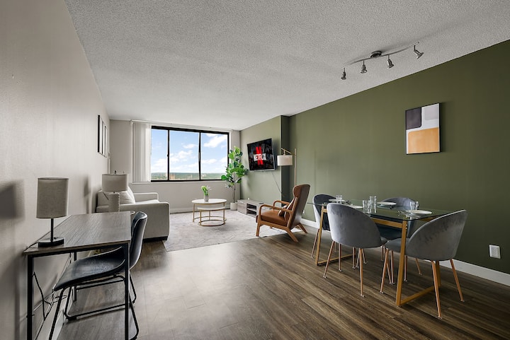 Modern Apt: Rooftop • Pool • Gym • Free Parking - Minneapolis, MN