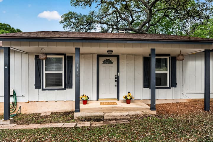 Boerne Bungalow - Home Away From Home - Boerne, TX