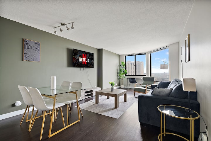 Downtown Retreat With Pool • Gym • Free Parking - Minneapolis, MN