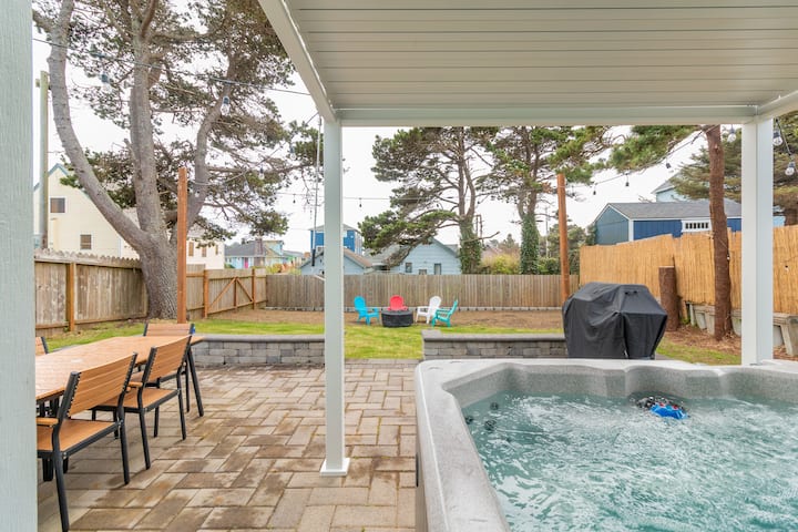 Dog-friendly Lincoln City Home With Loft, Hot Tub - Lincoln City, OR