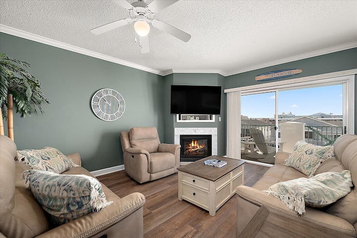 Three Bedroom Oceanside Condo With Great Amenities - Fenwick Island, DE
