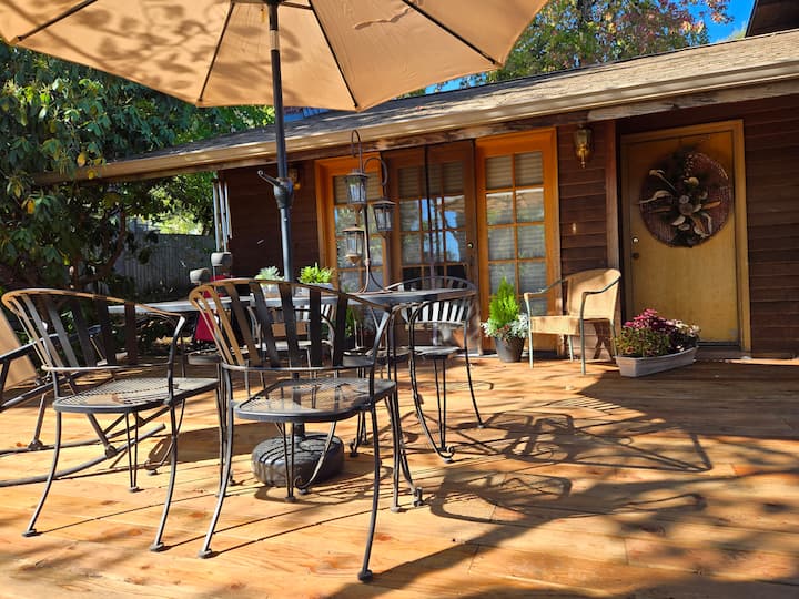 Quiet Private Garden Home, Huge Kitchen, 2 Queens - Eugene, OR