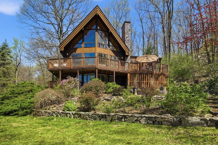 Upstate Escape • Trailside Hudson Valley Chalet - Bear Mountain, NY