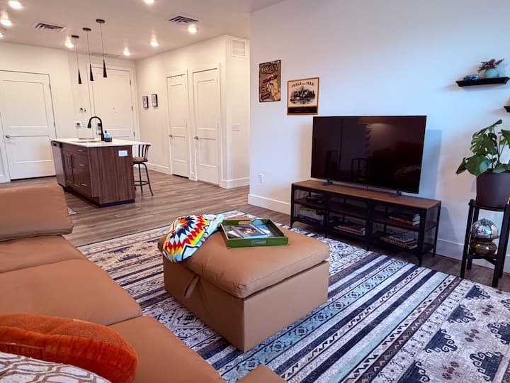 Spacious 2br,
Private Bath,
Balcony,
Mountain View - University of Utah Hospital, Salt Lake City