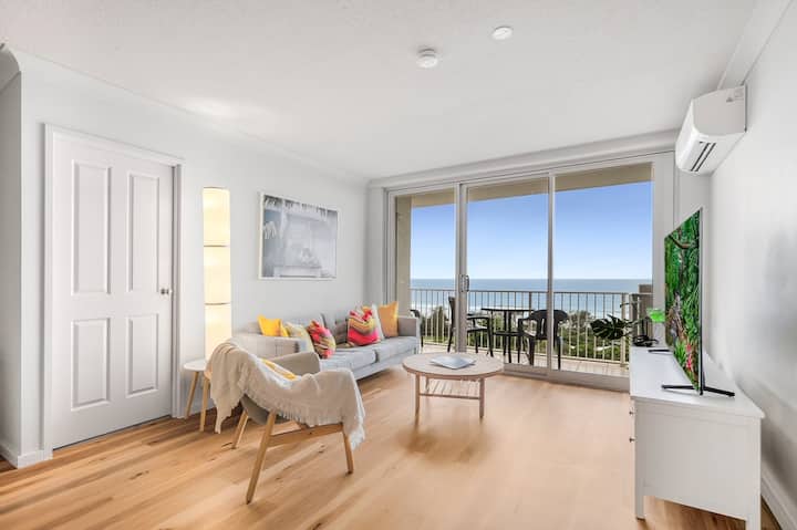 Panoramic Beachfront Escape With 180° Ocean Views - Alexandra Headland