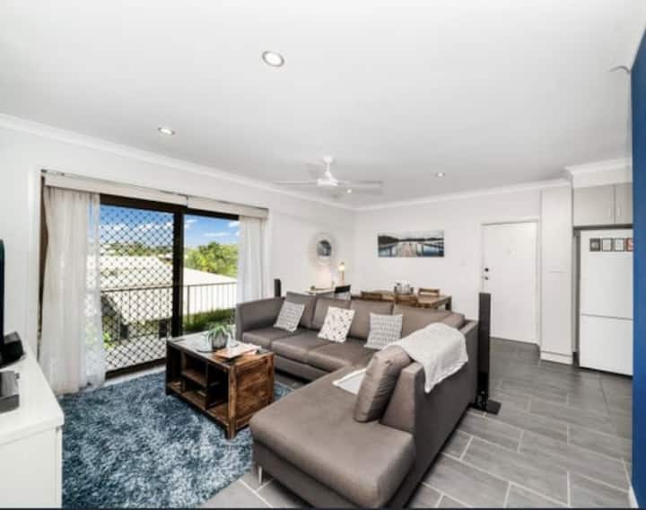 Strand Base | Private Balcony & Castle Hill Views - Townsville