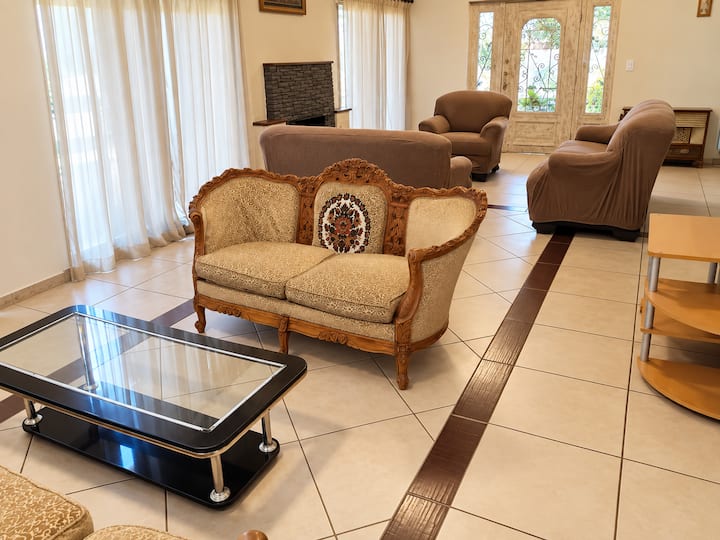¡Casa Con 10 Camas Y 3 Baños! - Chihuahua