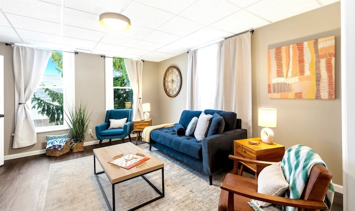 Renovated Upper Unit Sleeps 5 Near Downtown & Lake - Sheboygan, WI