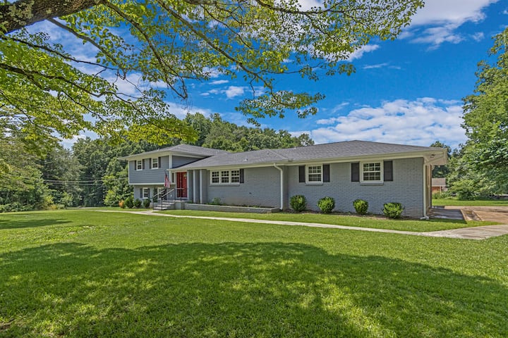 Bethany Grove House | Large Group Stay W/ Pool - Huntsville, AL