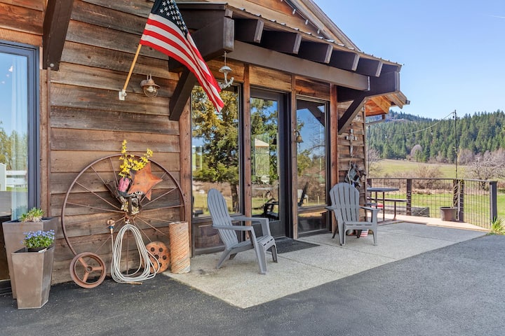 New Listing! Large Barn Home |Hot Tub | Sauna - Post Falls, ID