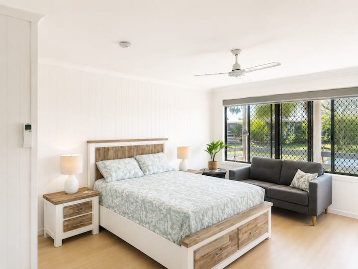 "Tranquility" - Lakeside Villa - Hervey Bay