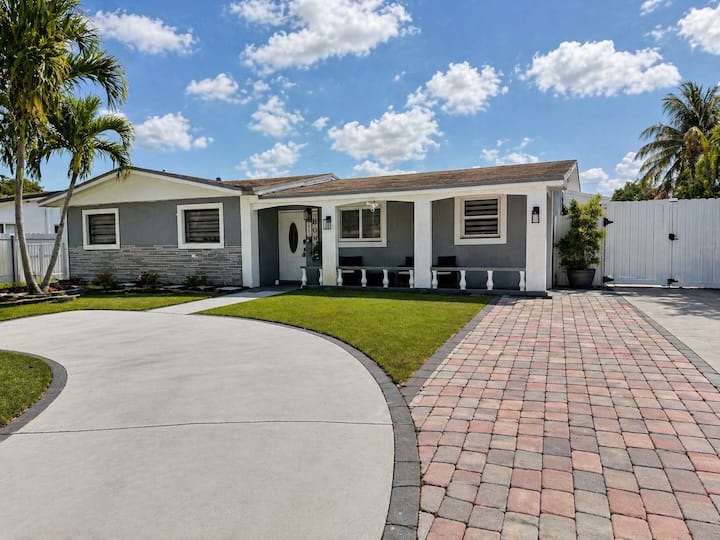 Miami’s Modern Hideaway - Miami Gardens, FL