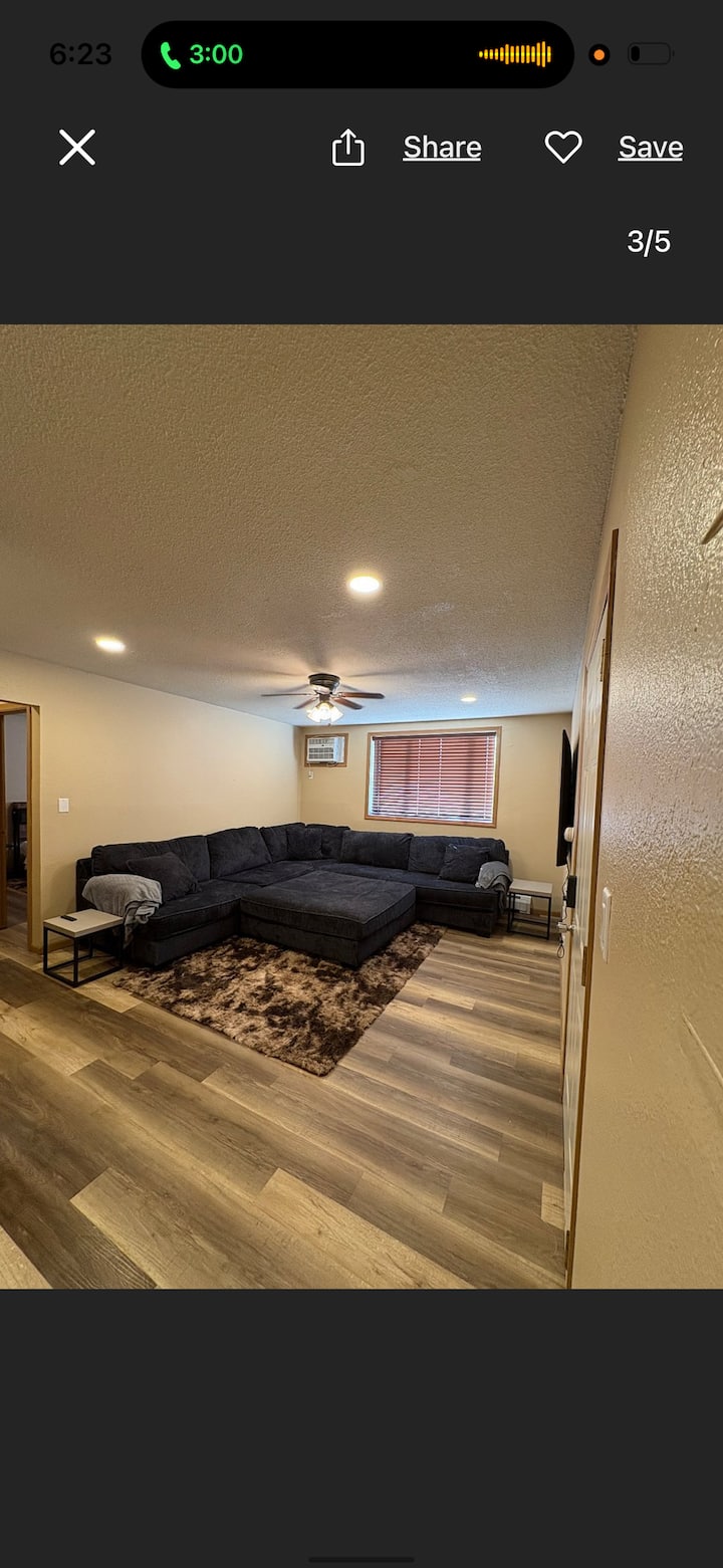Private Renovated 2 Bedroom Stay Near Downtown - Cedar Rapids, IA