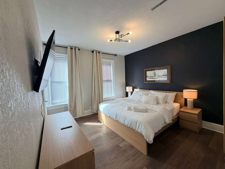 Eko Stays | Modern Luxe Near Brady & Downtown Mke - Milwaukee