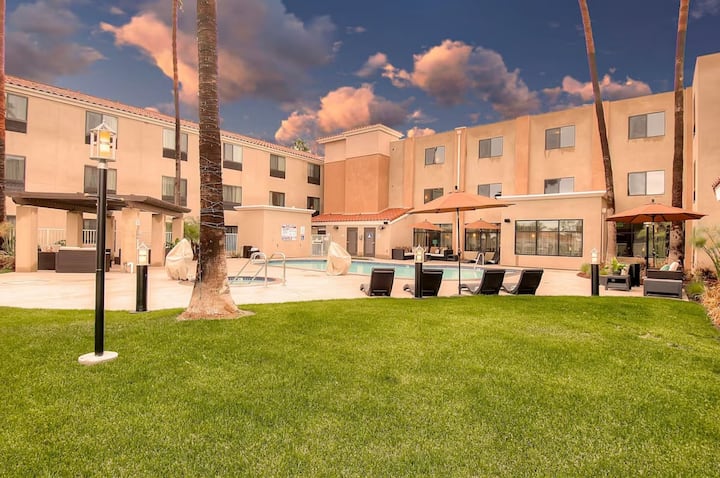 Stay Near The Sand |  Free Breakfast, Pool & Gym - Carlsbad, CA