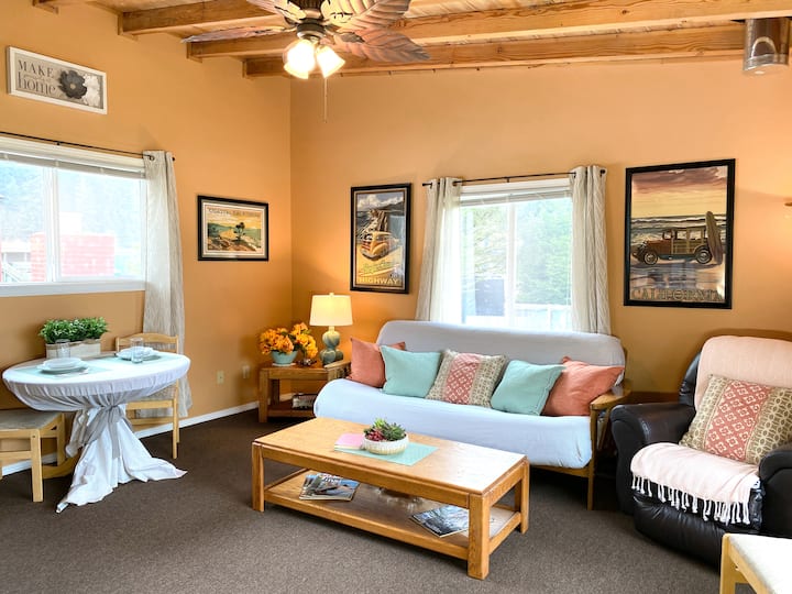 Riverview - Cozy Home By The River (Above Office) - Klamath, CA