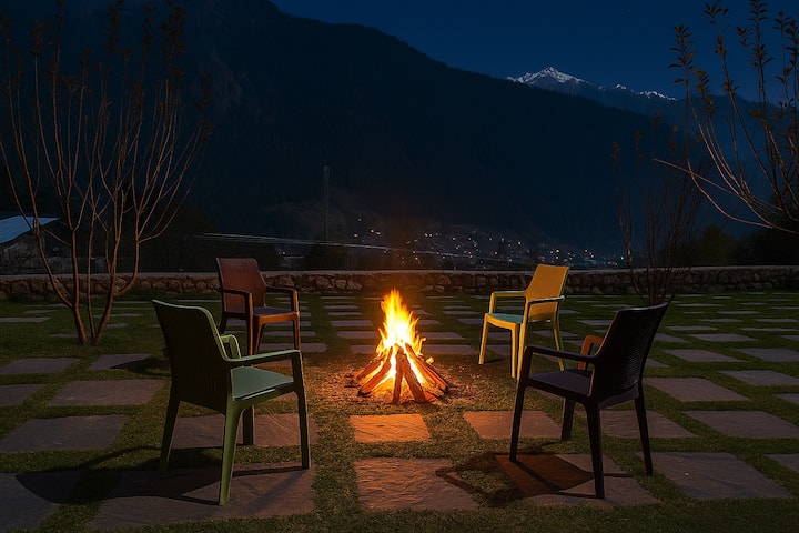 A Beautiful Wooden Attic Family Room - Manali