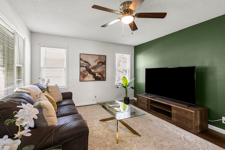 Soccer Fans Stay W/ Yard, Game Room & Parking 2 Br - Independence, MO
