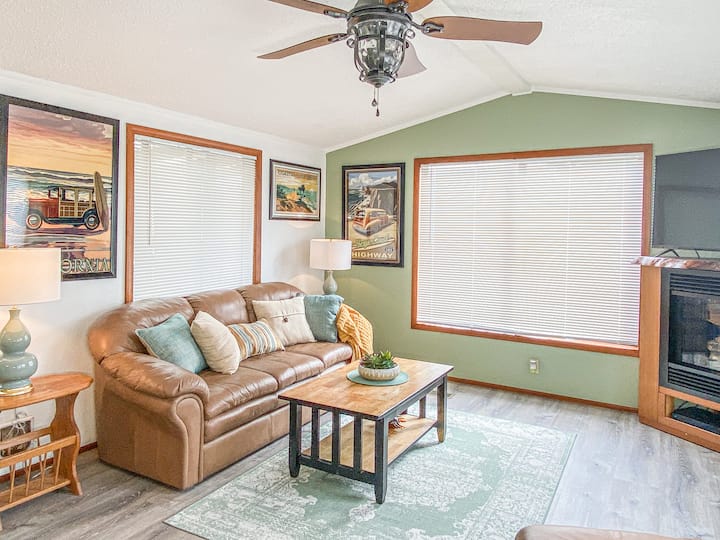 Meadowview - Clean & Comfortable Home By The River - Klamath, CA