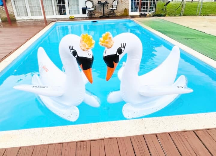 Usna King Stay! Private Hot Tub & In-ground Pool - Annapolis, MD