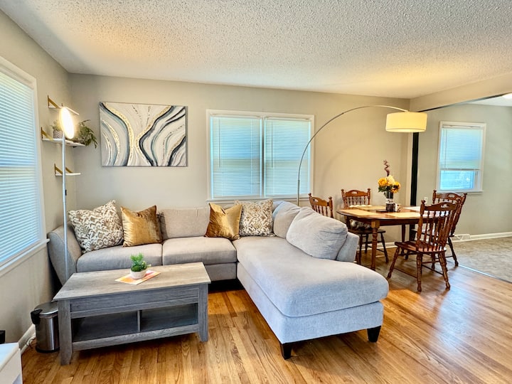 Quiet & Cozy Living In A Suburban Neighborhood - Overland Park, KS