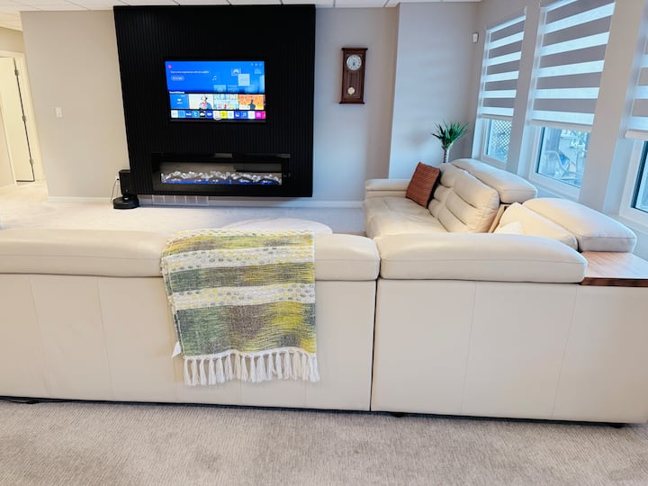 Luxury Home •Hot Tub •Gym •Waterfront Views - Winnipeg