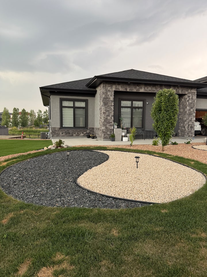 Luxurious Basement Home With Private  Entrance - Winnipeg