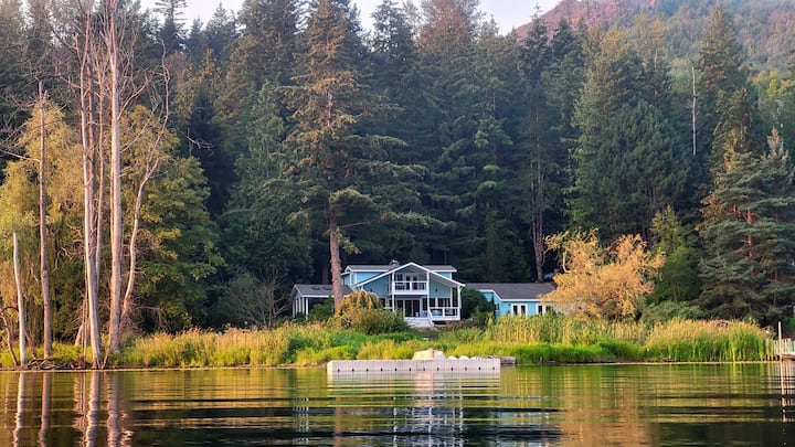 Amazing 5br Lake House +Private Dock +Huge Rec Rm - Sedro-Woolley, WA