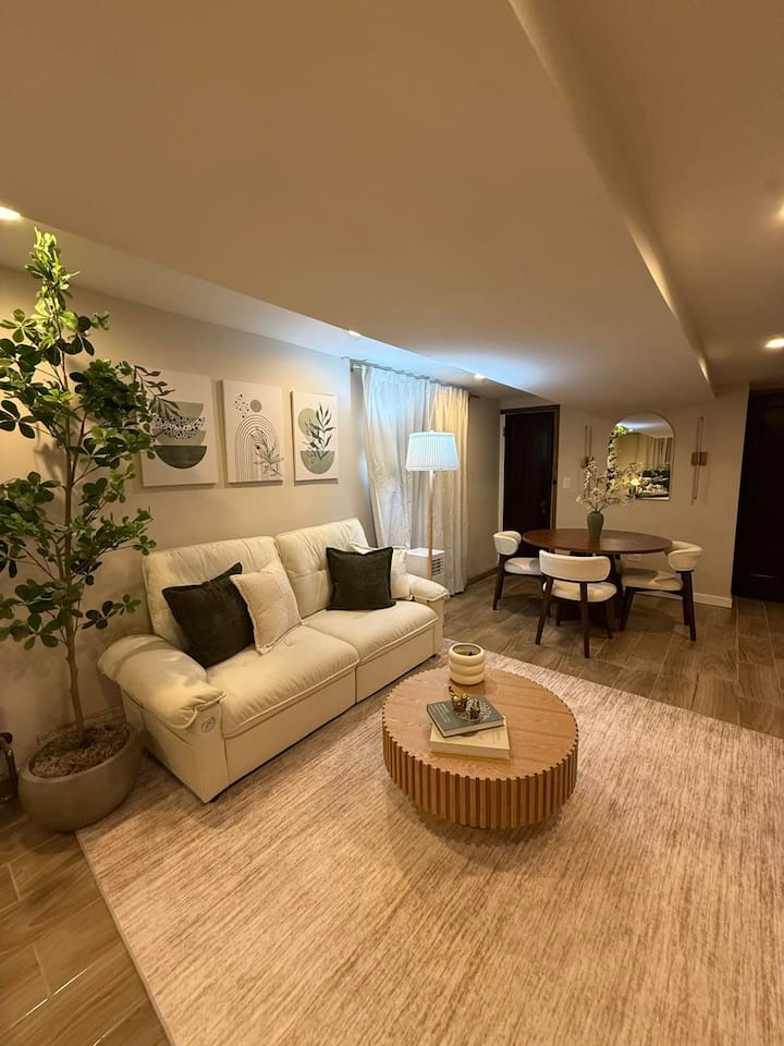 Studio Near Wrigley • Sleeps 4 • Games + Fireplace - Chicago