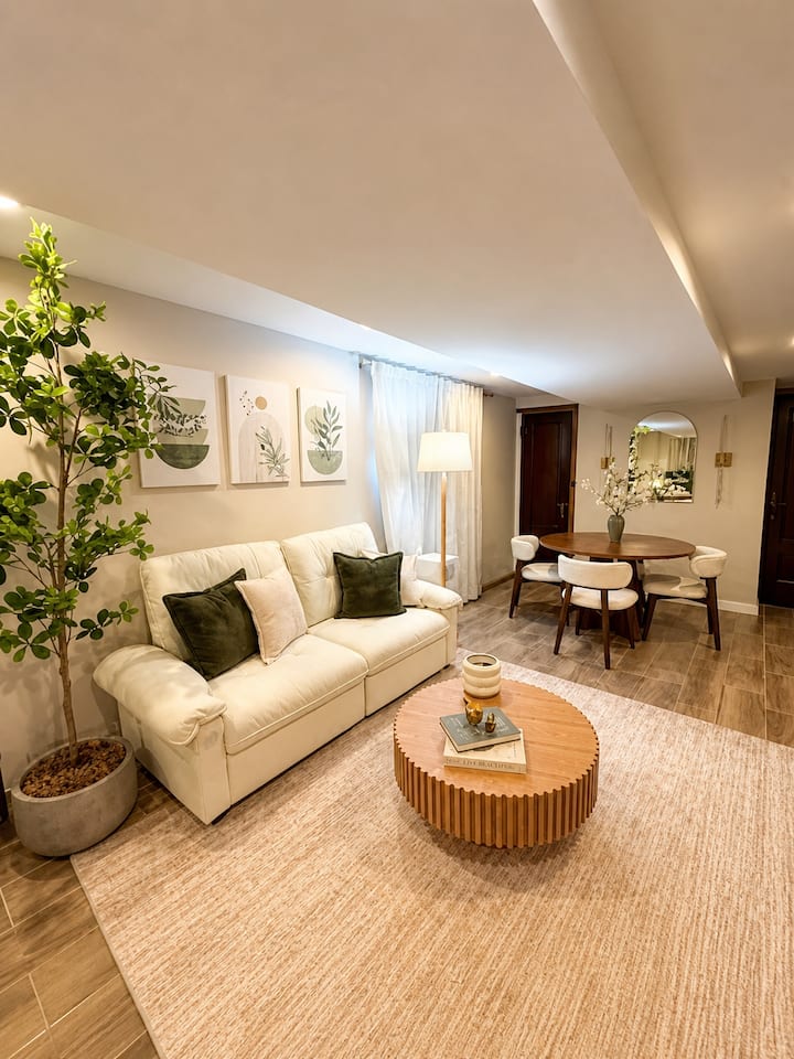 Studio Near Wrigley • Sleeps 4 • Games + Fireplace - Uptown - Chicago