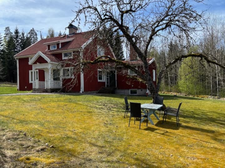 Idyliskt Fint Lantlig Miljö Som äR Nära Till Allt - Kristinehamn